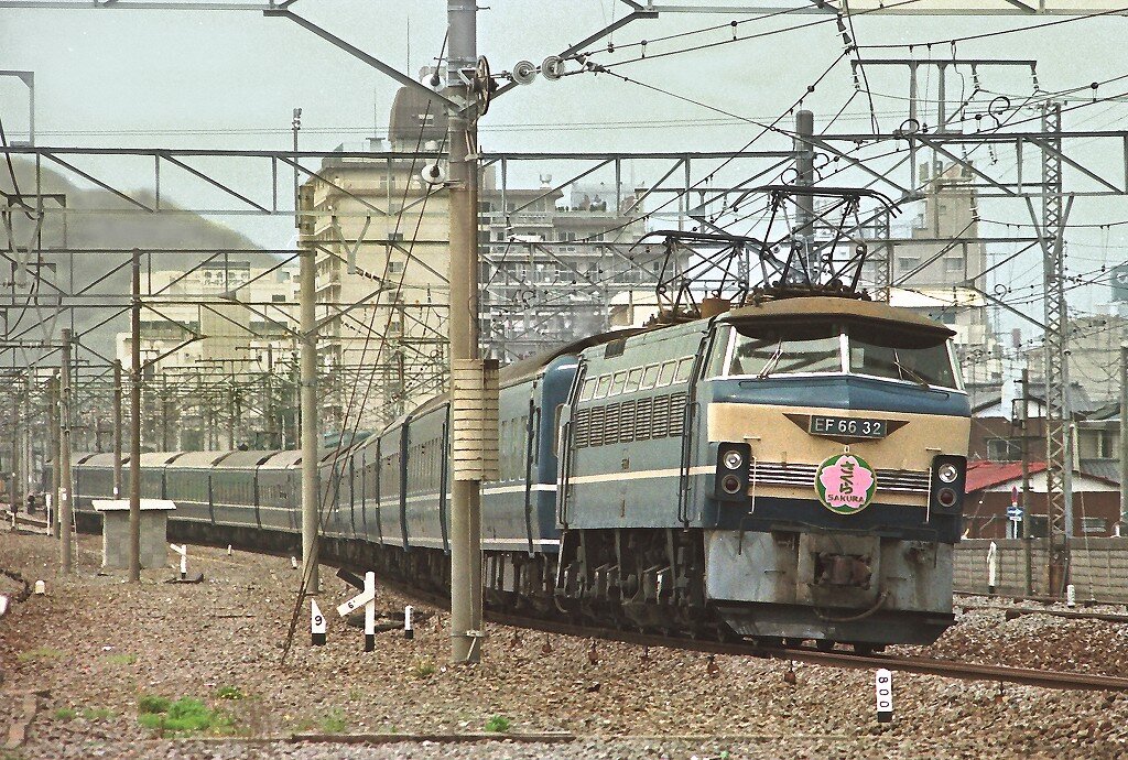EF66牽引の寝台特急『さくら』 : 線路は続くよどこまでも