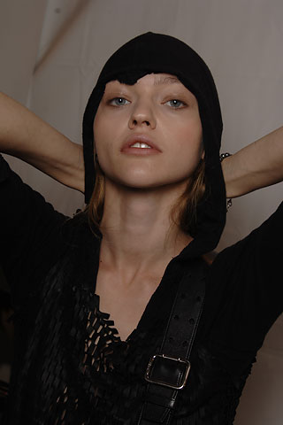 sasha pivovarova magazine : Chloé S/S 2007 - backstage / street