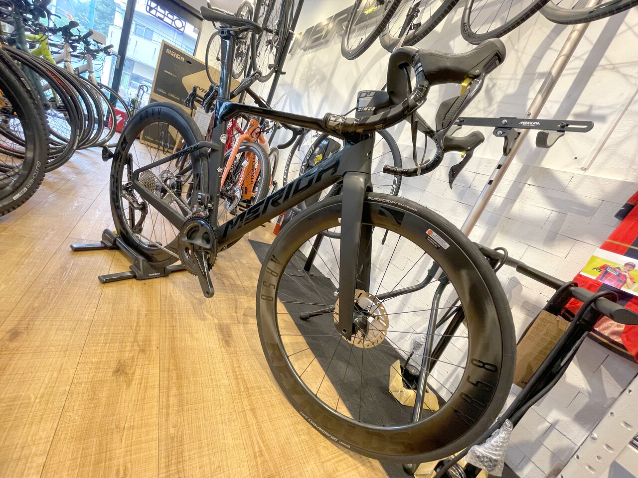 SBC 新着情報 : 最上級フレームCF5採用MERIDA「REACTO 8000-E」が入荷しました