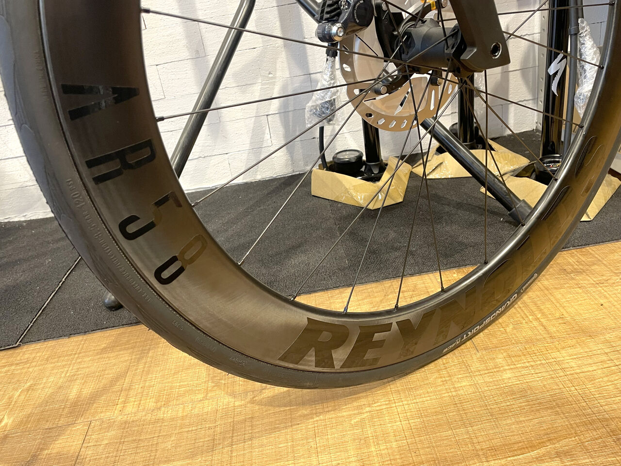 SBC 新着情報 : 最上級フレームCF5採用MERIDA「REACTO 8000-E」が入荷しました