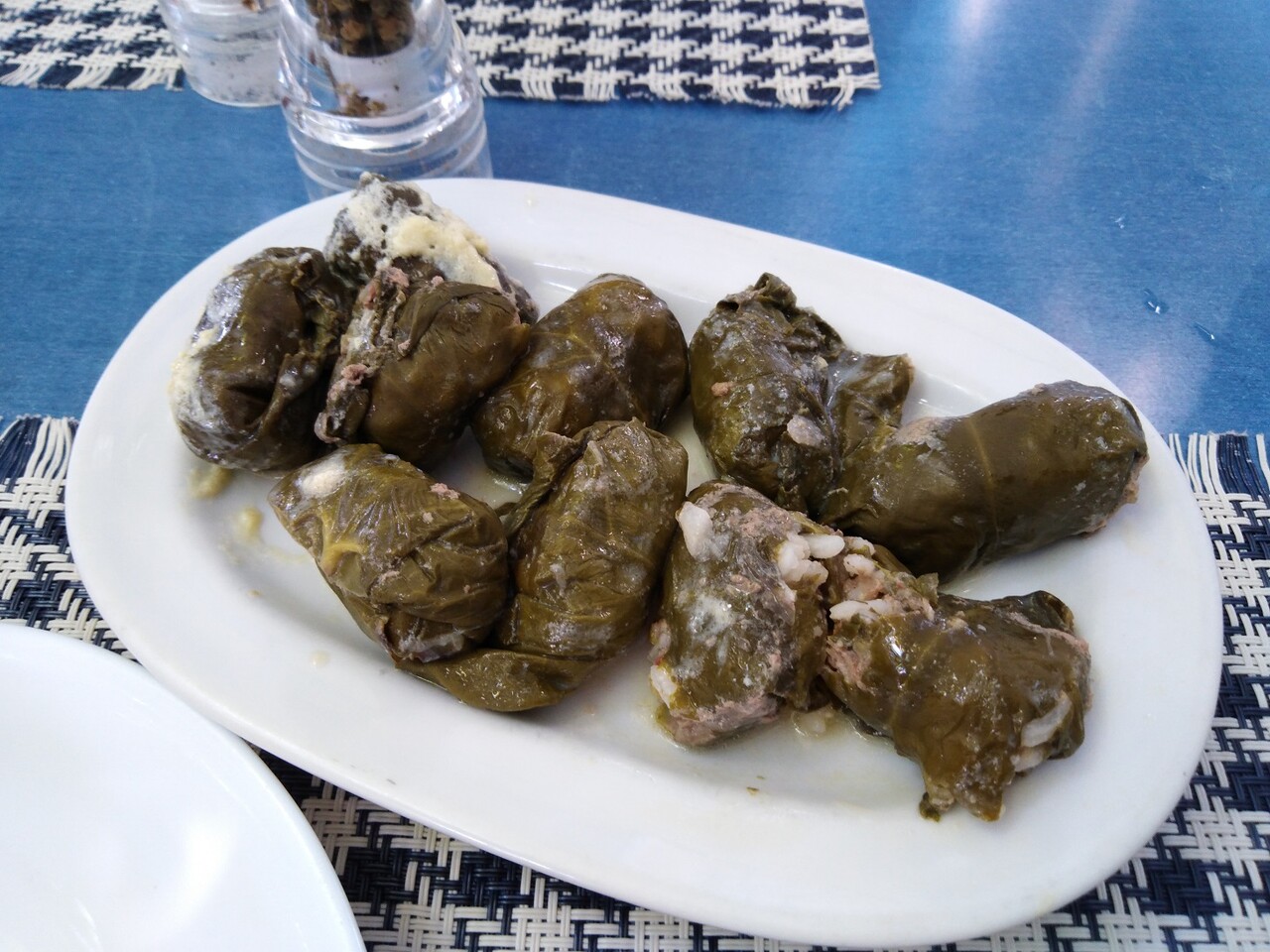 シクラメンの葉の米包み : ギリシャのごはん