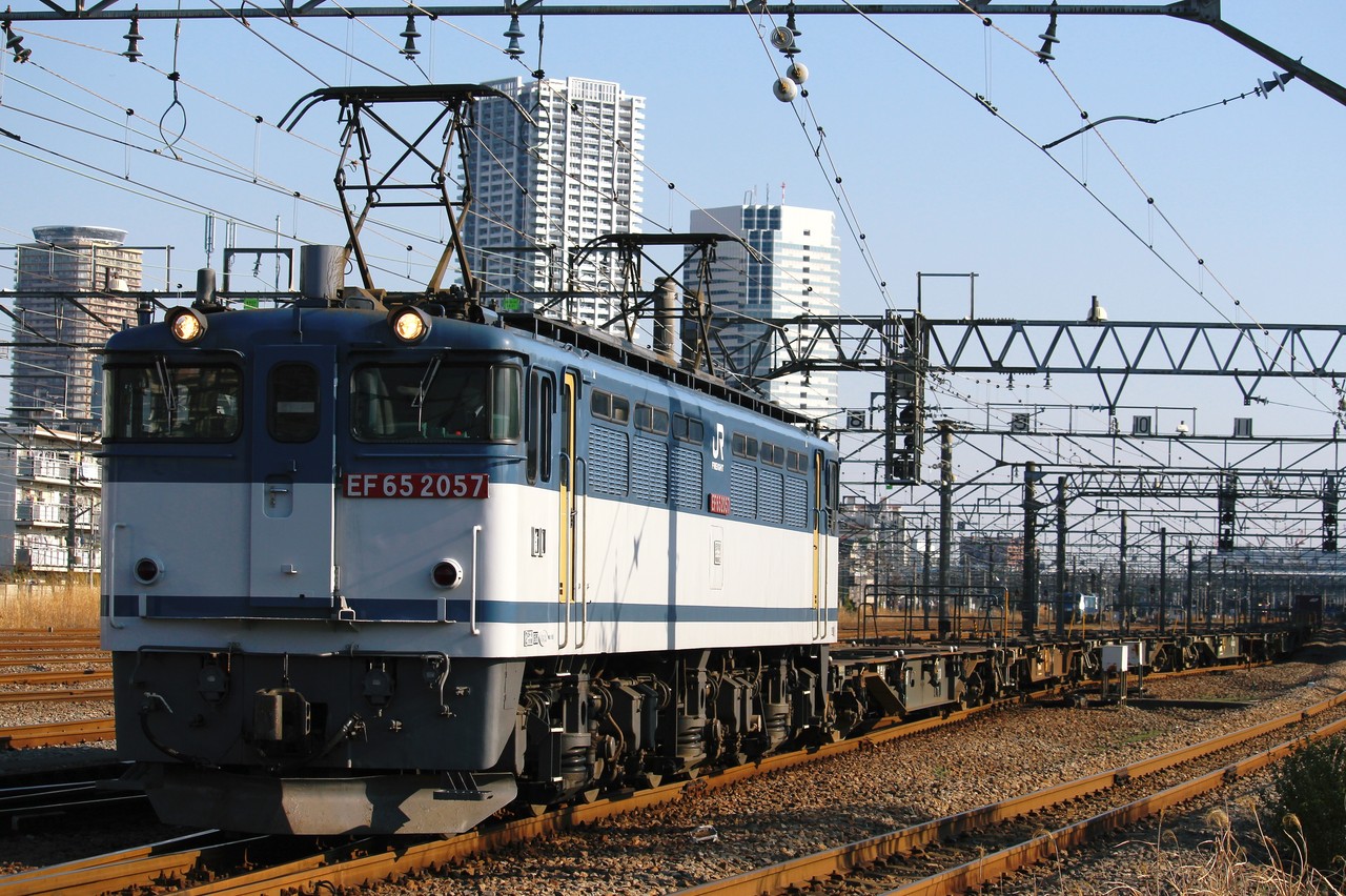 新鶴見界隈700-2（77レ EF65 2057） : 新鶴見通信