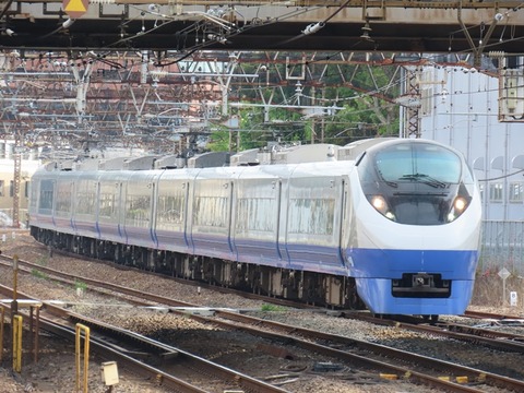 常磐線（E657系青・E657系紅・E657系緑・キヤE195系L・KSP2002E）＋武蔵野線（銀タキ）＋流鉄流山線、新松戸駅前 - 令和7年5月 : 深徒徒