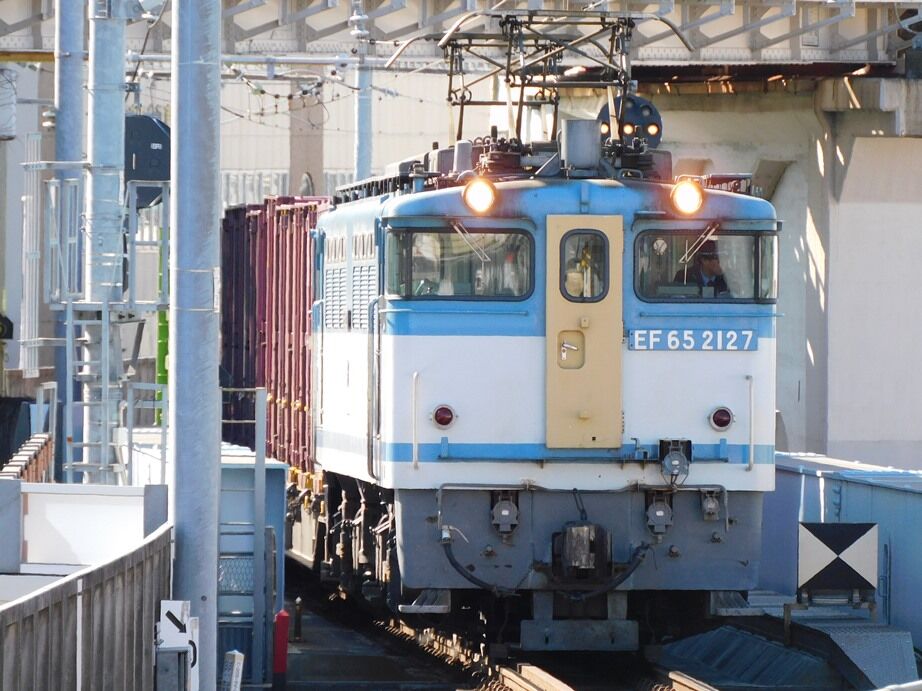 EF65形電気機関車（EF65-2127・EF65-2085＋ヨ8402）＋キヤE195系 - 令和5年2月 : 深徒徒