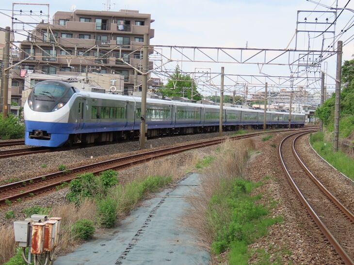 常磐線（E657系青・E657系紅・E657系緑・キヤE195系L・KSP2002E）＋武蔵野線（銀タキ）＋流鉄流山線、新松戸駅前 - 令和7年5月 : 深徒徒