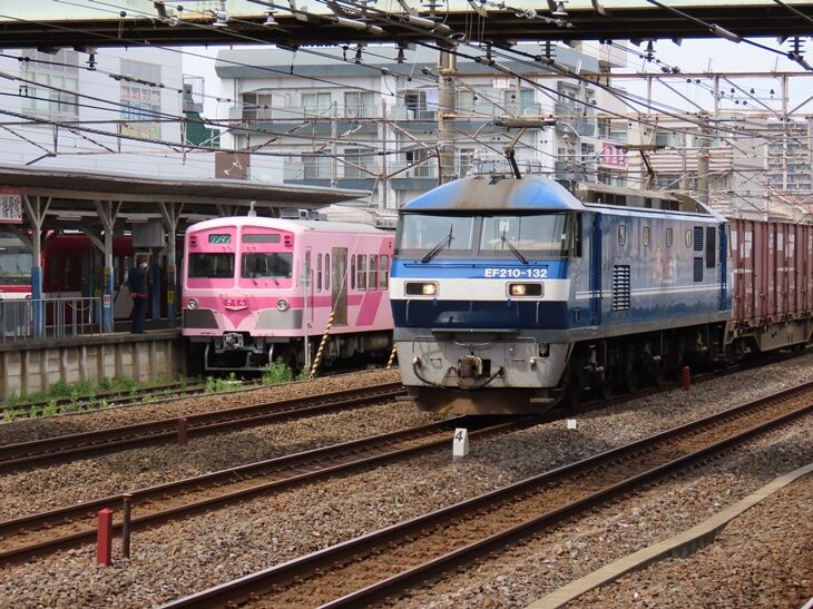 常磐線（E657系青・E657系紅・E657系緑・キヤE195系L・KSP2002E）＋武蔵野線（銀タキ）＋流鉄流山線、新松戸駅前 - 令和7年5月 : 深徒徒