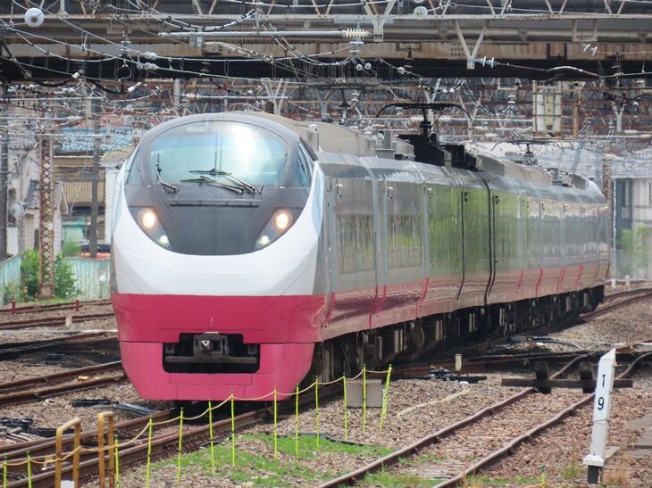 常磐線（E657系青・E657系紅・E657系緑・キヤE195系L・KSP2002E）＋武蔵野線（銀タキ）＋流鉄流山線、新松戸駅前 - 令和7年5月 : 深徒徒