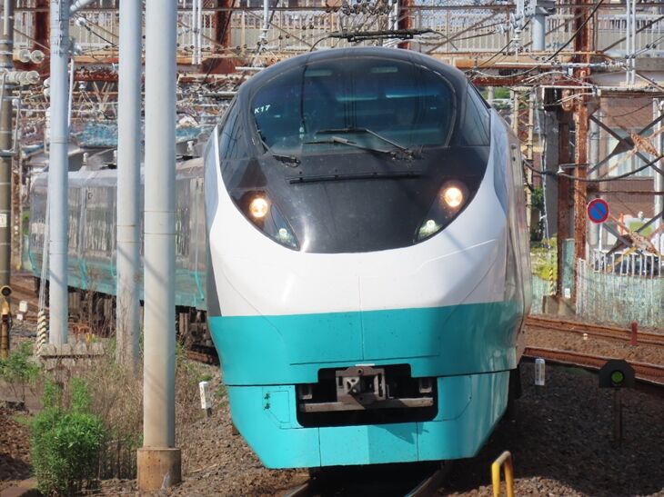 常磐線（E657系青・E657系紅・E657系緑・キヤE195系L・KSP2002E）＋武蔵野線（銀タキ）＋流鉄流山線、新松戸駅前 - 令和7年5月 : 深徒徒