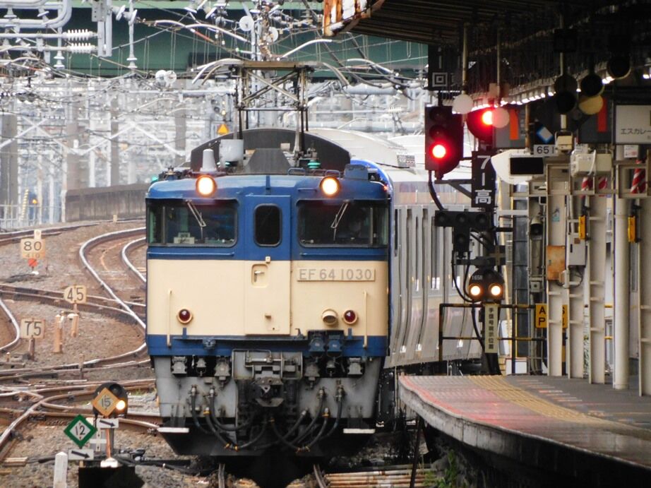 EF64形電気機関車（EF64-1030＋E235系1000番台クラJ-16編成） 配給輸送 - 令和4年7月 : 深徒徒