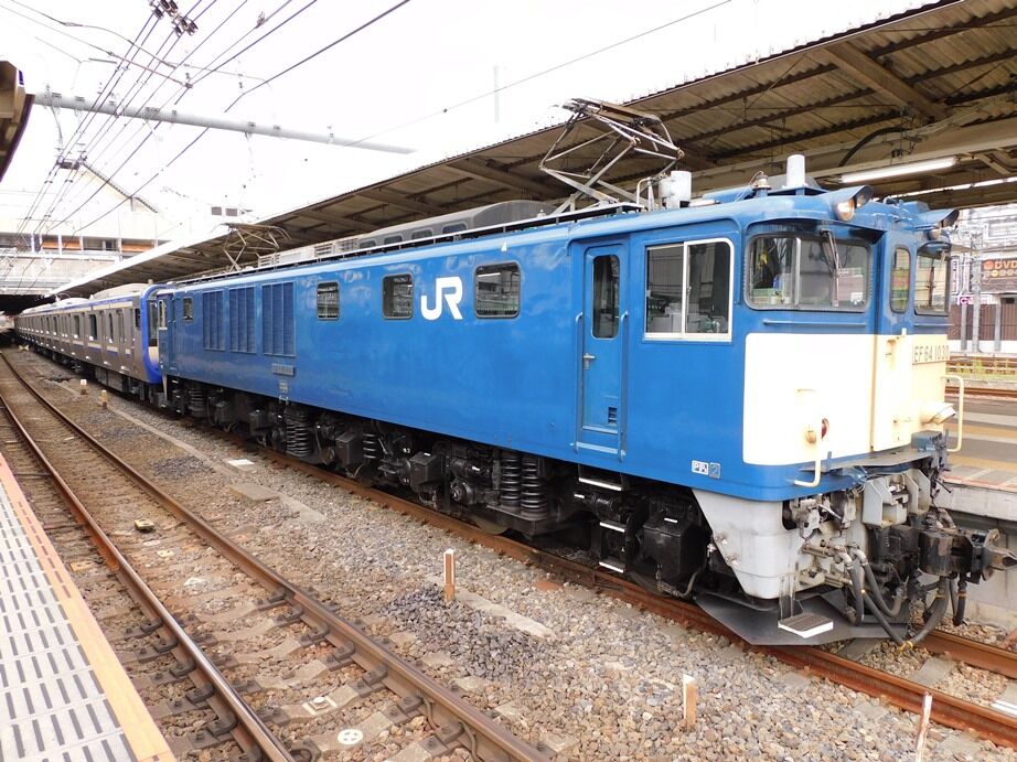 EF64形電気機関車（EF64-1030＋E235系1000番台クラJ-16編成） 配給輸送 - 令和4年7月 : 深徒徒