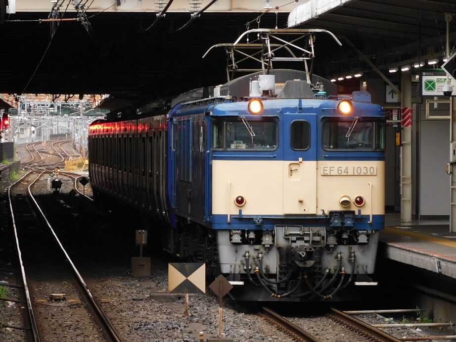 EF64形電気機関車（EF64-1030＋E235系1000番台クラJ-16編成） 配給輸送 - 令和4年7月 : 深徒徒