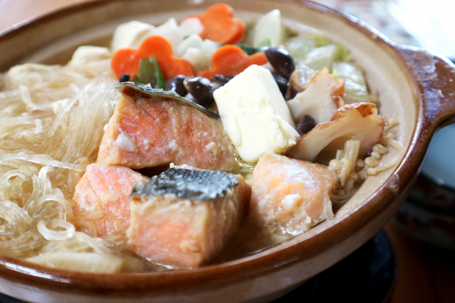 今日は寒い日にぴったりな北海道の郷土料理、石狩鍋をご紹介いたします。サケをとても美味しく食べられる、味噌仕立てのお鍋です。 : 職人.comブログ