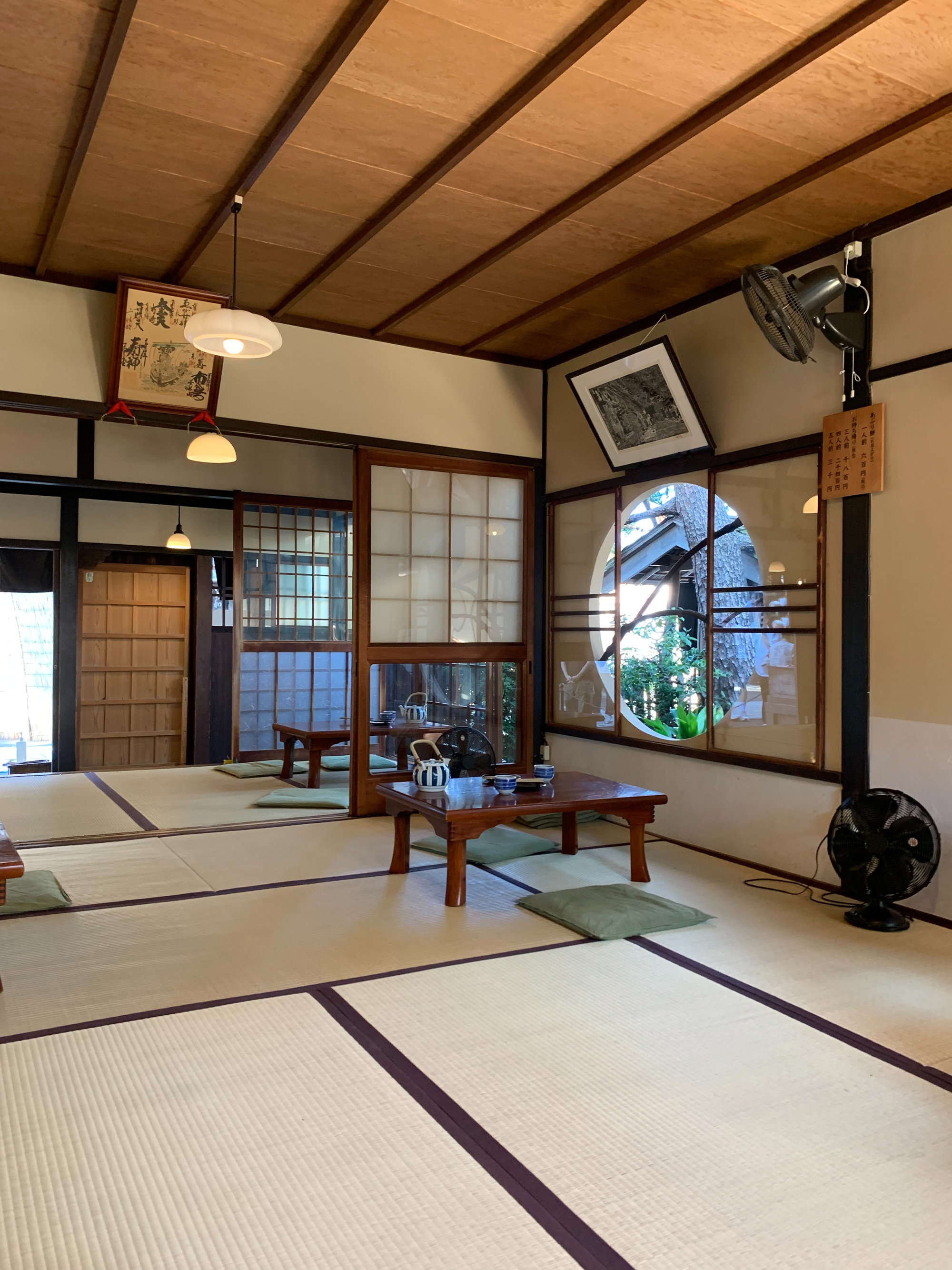 [Les aburi mochi du sanctuaire Imamiya] Deux boutiques d'aburi mochi se ...
