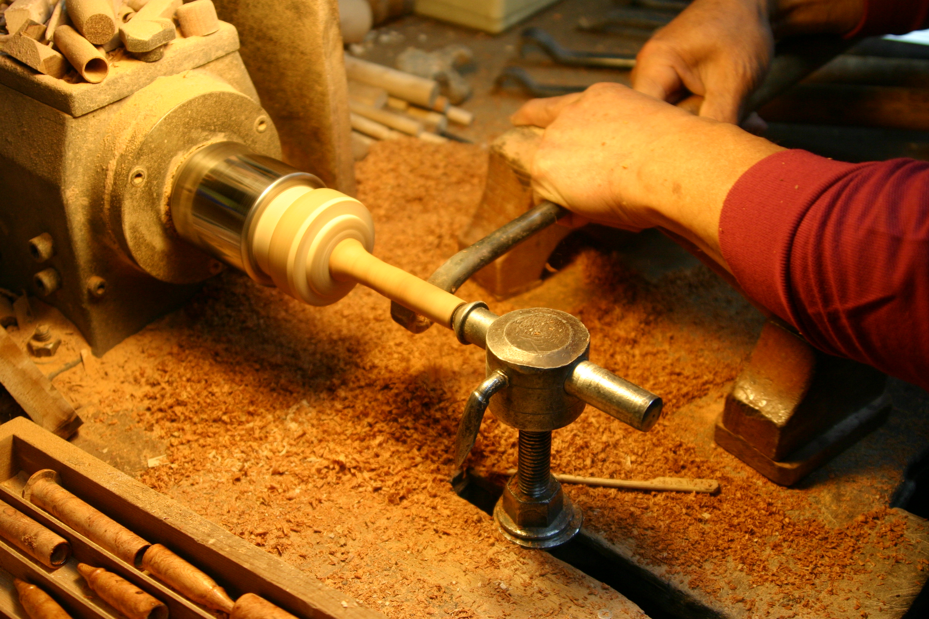 The uncolored and non-coated ballpoint pens that are manually made ...