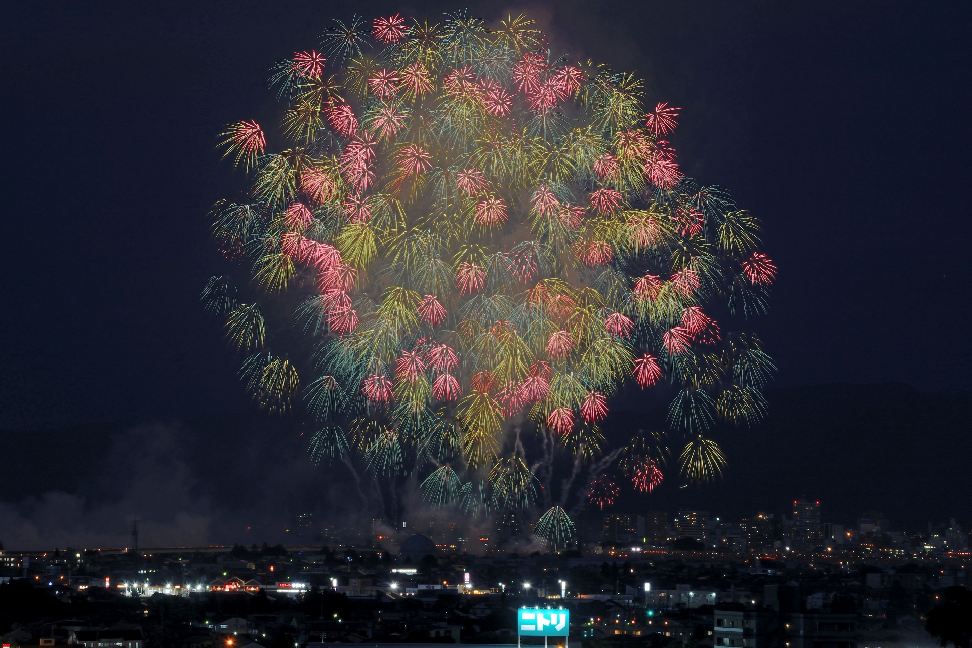 The fantastic fireworks that bloom in the night sky of summer in Japan ...