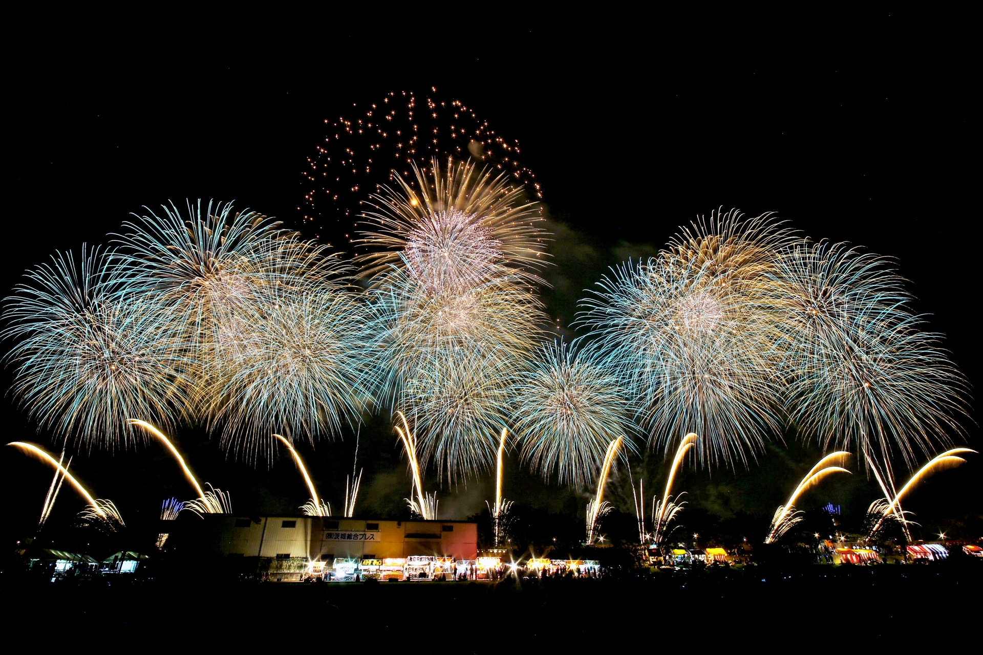 The fantastic fireworks that bloom in the night sky of summer in Japan ...