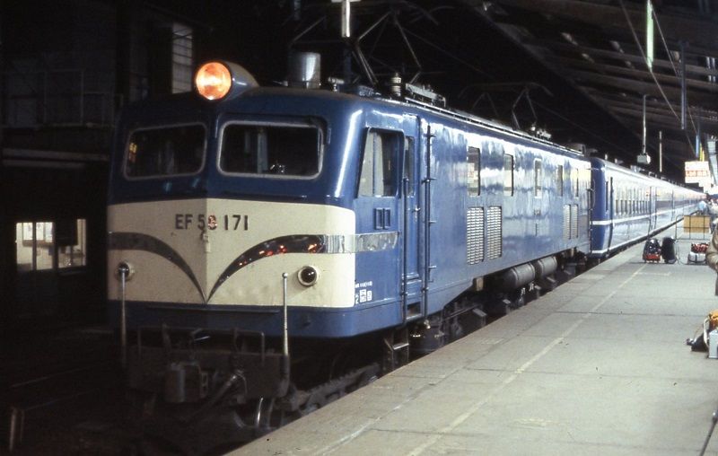 EF58 夜の大阪駅にて （1982年頃） : moon express