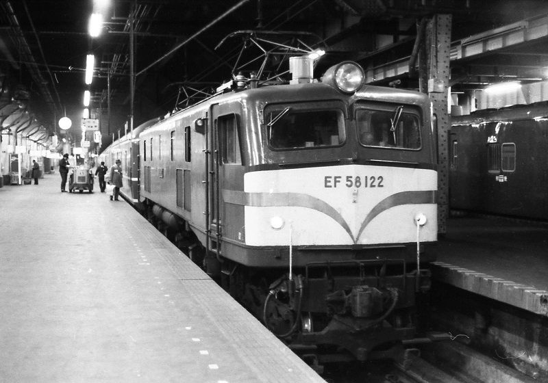 EF58 122号機＋20系 寝台急行「新星」＠上野（1981年頃） : moon express