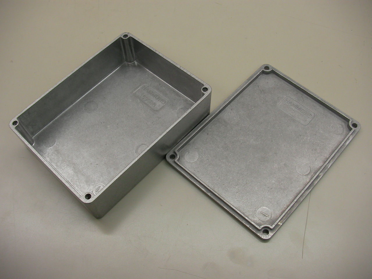 シリコンハウスへようこそ:HAMMOND製ダイキャストケース復活！