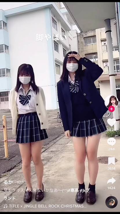 【画像】女子高生さん、もう寒いのにミニスカで脚出しすぎ 世間のおはなし