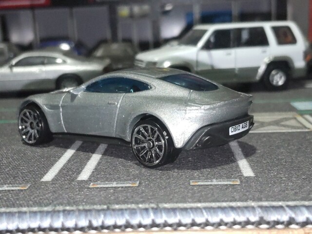 ASTON MARTIN DB10 / Silver「HW SHOWROOM」《HOTWEELS》007 SPECTRE : 1/64 ...
