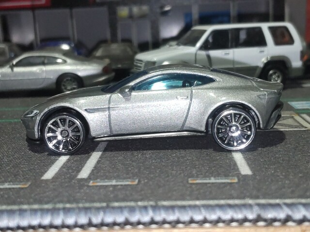 ASTON MARTIN DB10 / Silver「HW SHOWROOM」《HOTWEELS》007 SPECTRE : 1/64 ...