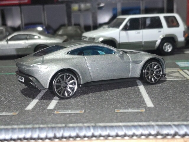 ASTON MARTIN DB10 / Silver「HW SHOWROOM」《HOTWEELS》007 SPECTRE : 1/64 ...