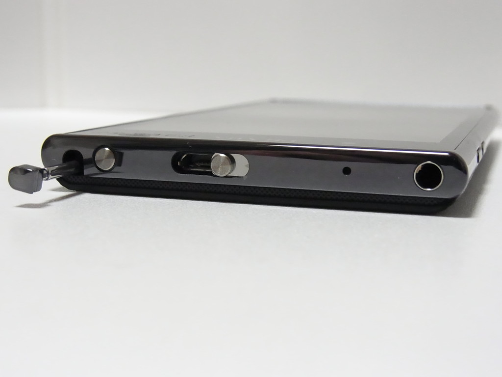 NTTドコモのプラダとのコラボスマートフォン「docomo with series PRADA phone by LG L-02D」を写真と ...