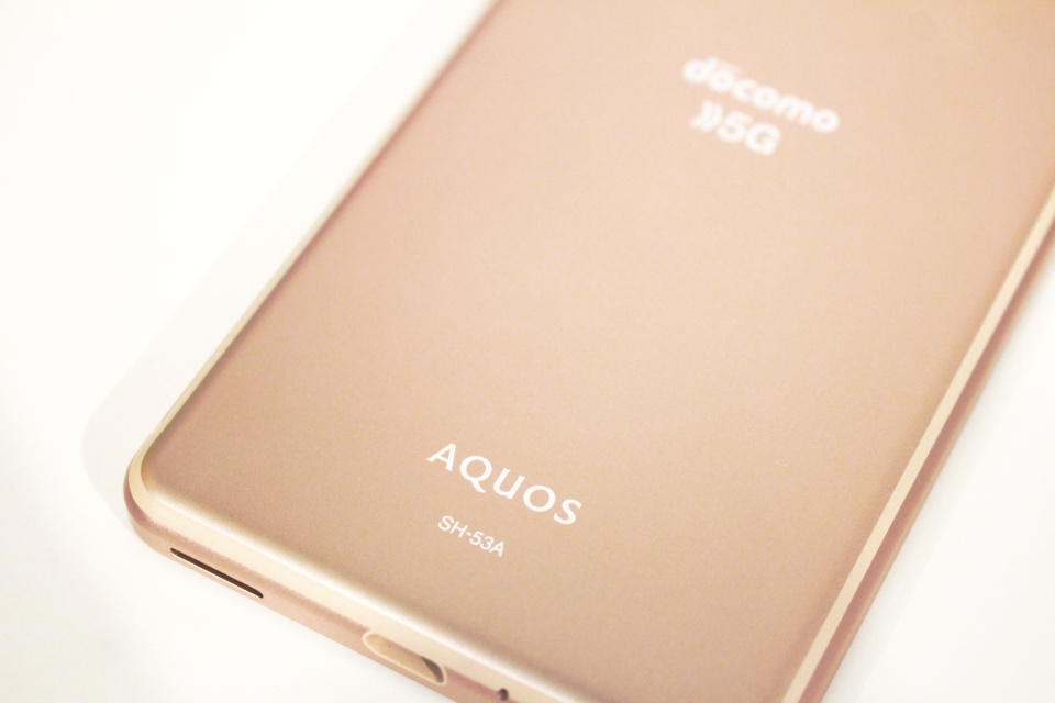 NTTドコモの5G対応スタンダードスマホ「AQUOS sense5G SH-53A」を写真と動画で紹介！大容量電池や限定色含む7色展開 ...