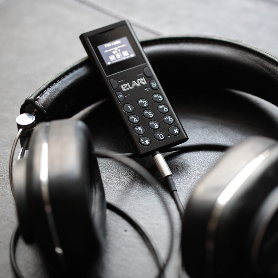 スマホとは逆を往く！？世界最小をうたう30gの軽量＆小型ケータイ「NanoPhone C」が魅力的――見た目もスタイリッシュで価格も約5千円弱 ...