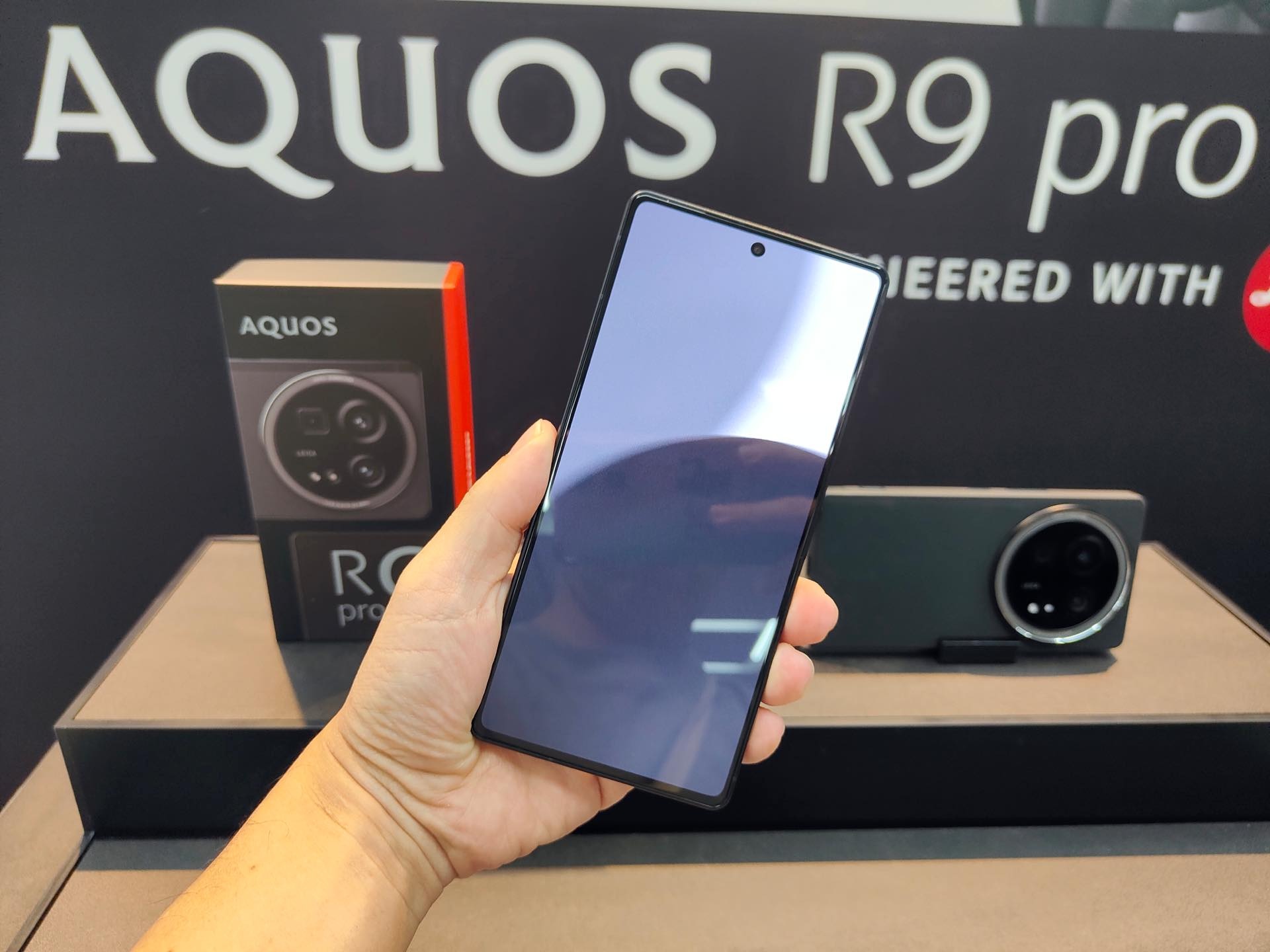 シャープ、新フラッグシップスマホ「AQUOS R9 pro」のメーカー版「SH-M30」を発表！予約受付中で12月13日以降順次発売。価格は ...