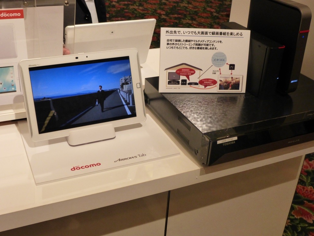 NTTドコモ、500gちょっとの軽量10.1インチWQXGAタブレット「ARROWS Tab F-02F」の発売日を11月29日に正式決定 ...