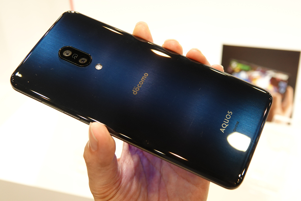 圧倒的な軽さと描画品質のシャープ製フラッグシップスマホ「AQUOS zero2」を写真と動画で紹介！NTTドコモやau、SoftBankから発売【レポート】 - S-MAX