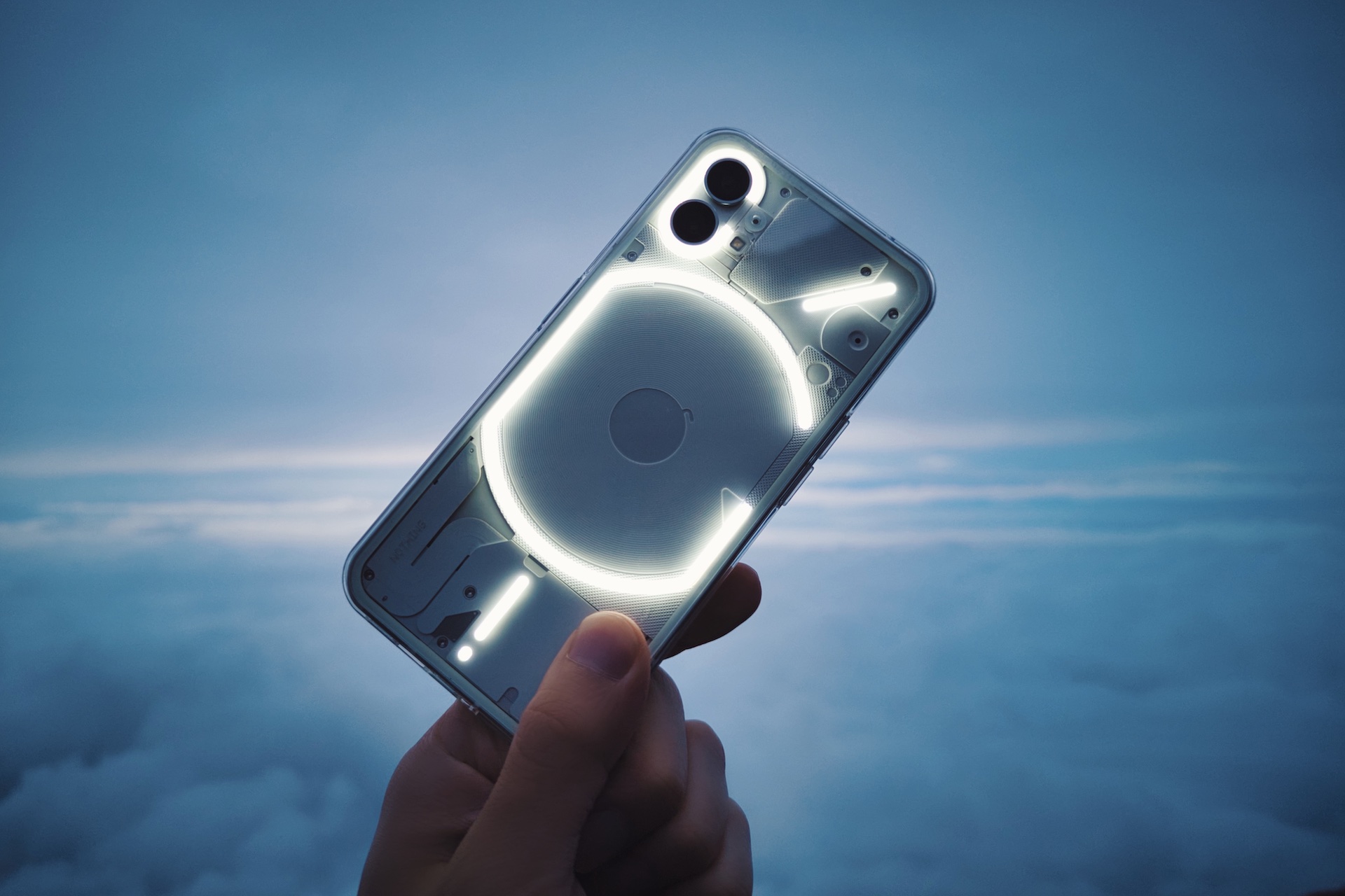 Nothing Technology、独創的な光るバックパネル搭載スマホ「Nothing Phone (1)」を11月1日より値上げ！価格は各 ...