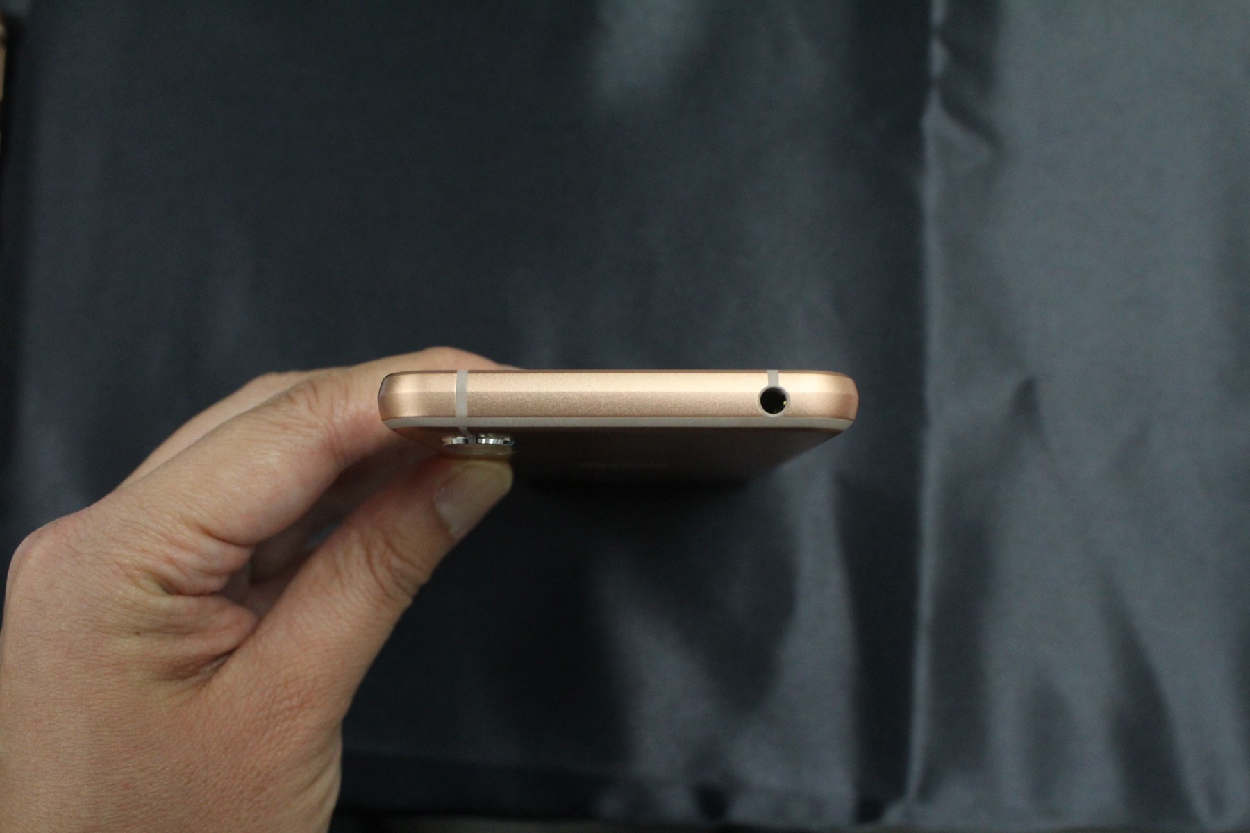 基本性能が大幅パワーアップし、デュアルカメラも搭載！NTTドコモのシャープ製スタンダードスマホ「AQUOS sense3 SH-02M」を写真 ...