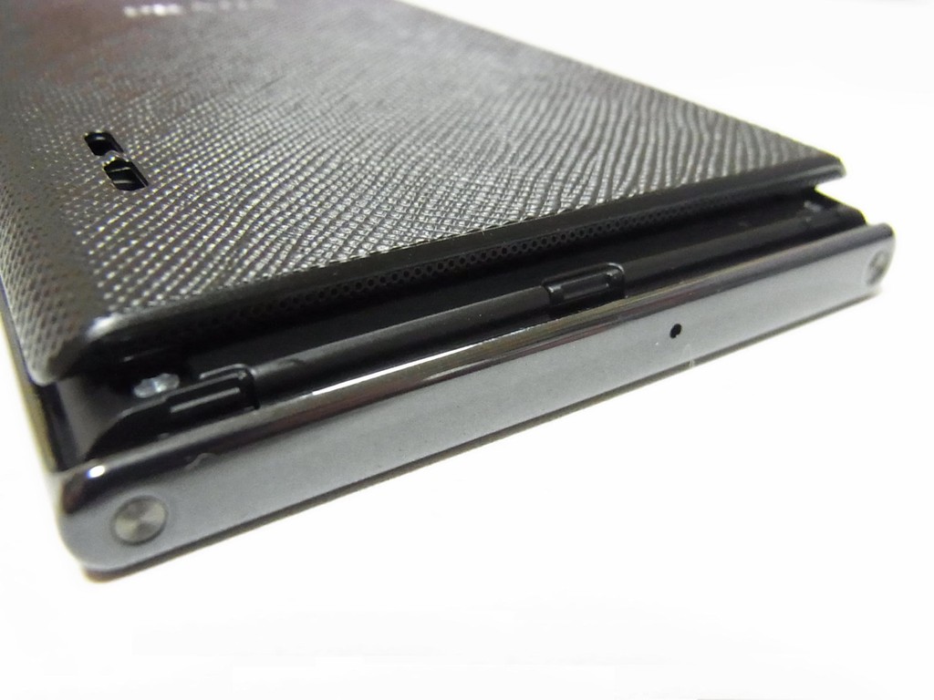 NTTドコモのプラダとのコラボスマートフォン「docomo with series PRADA phone by LG L-02D」を写真と ...