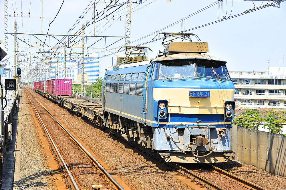 電車の中間： 国鉄EF66形電気機関車 : のりものの透視図イラスト