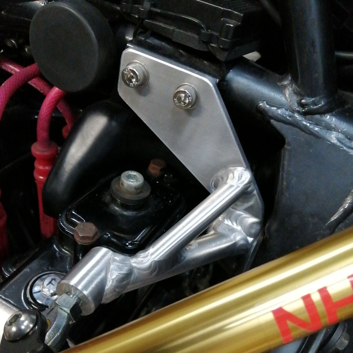 ss-muneda : ゼファー1100用ステアリングダンパ―ブラケット