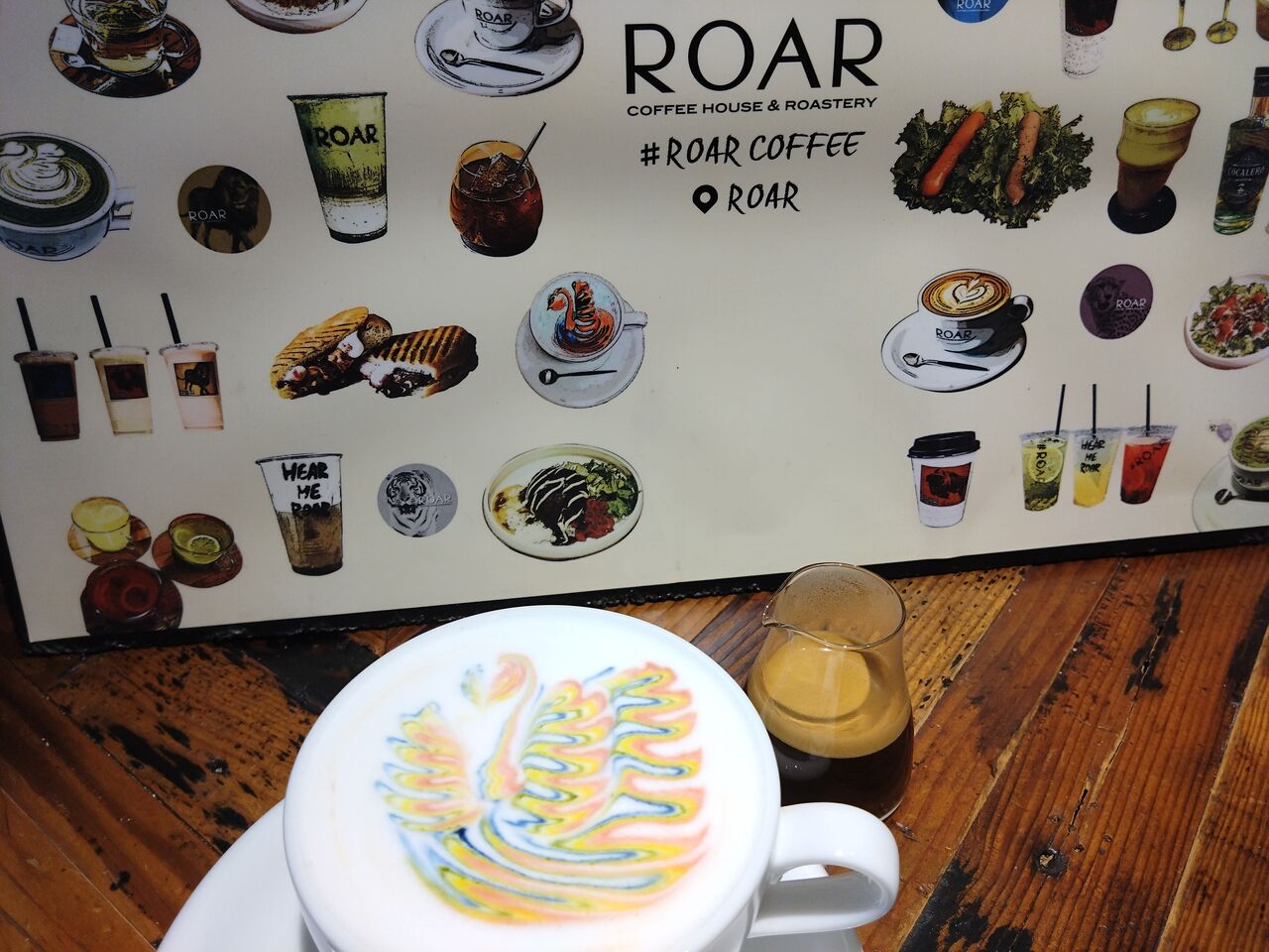 つきしますてい:ラテアートが美しい ROAR Coffee House & Roastery の レインボーラテ