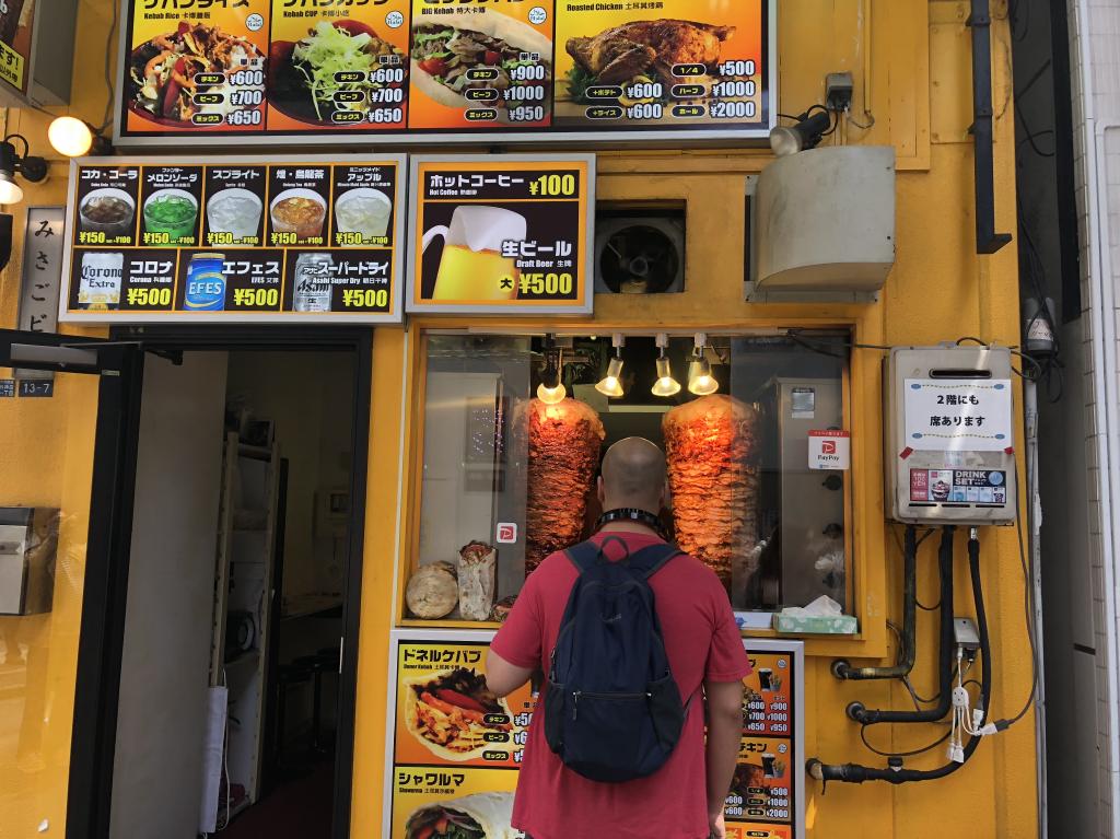 まちとたべものと : アキバ名物ドネルケバブ、「モーゼスさんのケバブ」秋葉原駅前店で3種食べくらべ！