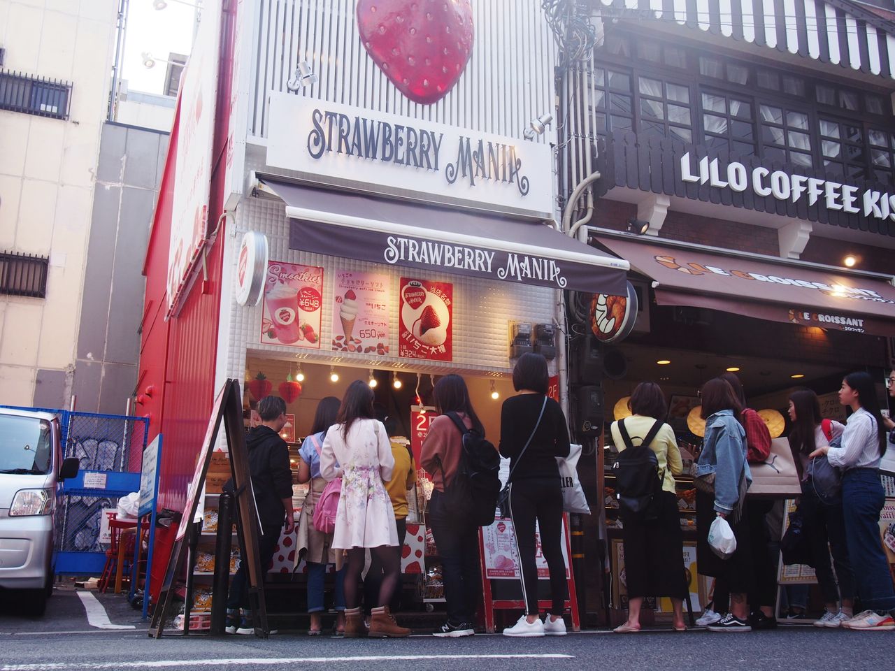 苺スイーツ専門店「ストロベリーマニア（STRAWBERRY MANIA）」の超巨大いちごパフェを注文してみました！ : スイーツハンター月 ...