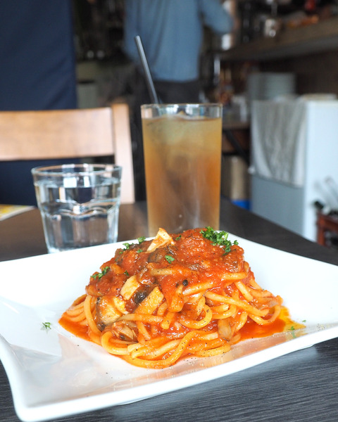 赤坂駅4番出口徒歩7分『italian bar TAKA’s KITCHEN』 エントランスや中庭の立木の緑が心地好い隠れ家的イタリアンバル ...