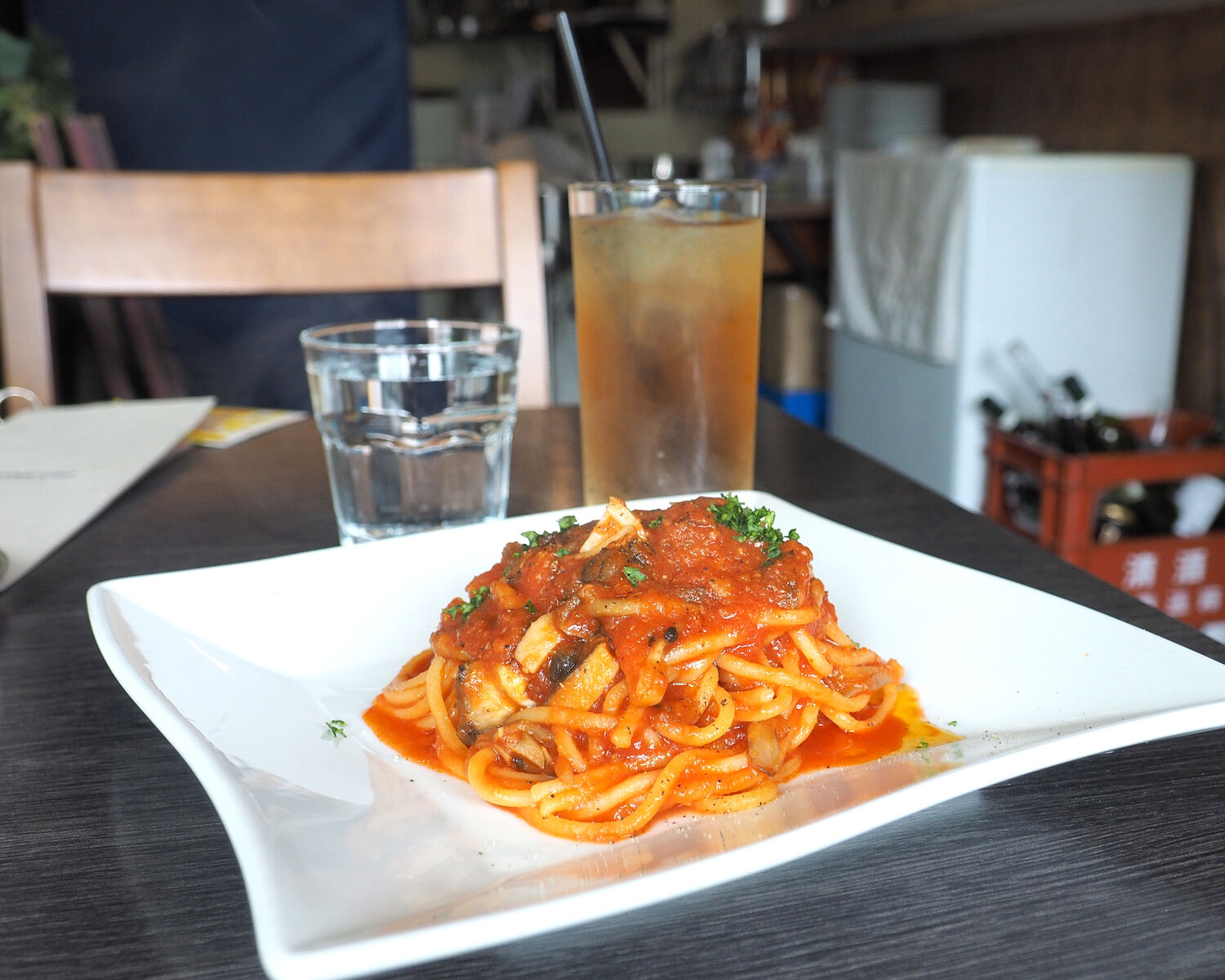 赤坂駅4番出口徒歩7分『italian bar TAKA’s KITCHEN』 エントランスや中庭の立木の緑が心地好い隠れ家的イタリアンバル ...