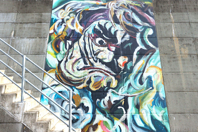 【海岸線の美術館】雄勝地区大浜漁港の防潮堤壁画「Okubi - e｜大首絵 アマノウヅメ / スサノオ / 鬼女 / 蛭児」宮城県石巻市 ...