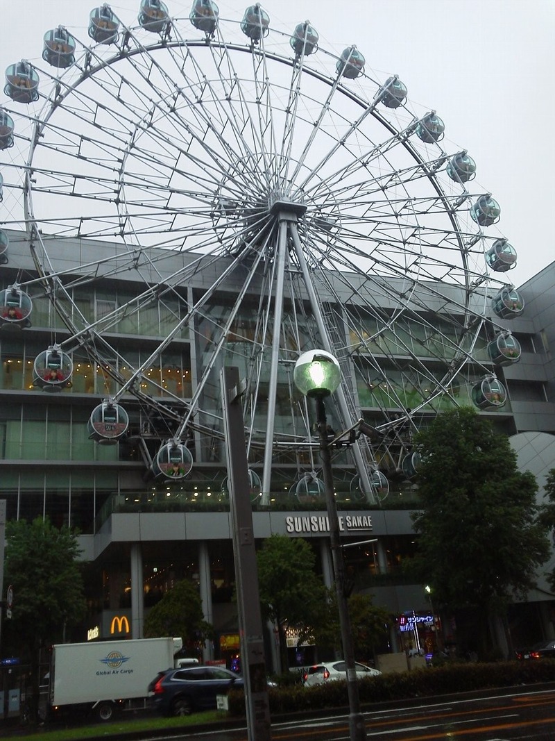 サンシャインサカエ＠名古屋市中区｜日本屈指の変態構造物、直径42mシースルー観覧車がビル側面に張り付いた、名古屋の名物ビル : かわうそ、だもんで。