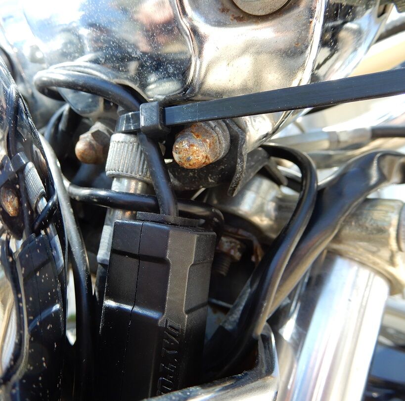 YAMAHA SR400にUSB電源取り付け - teznimeのblog