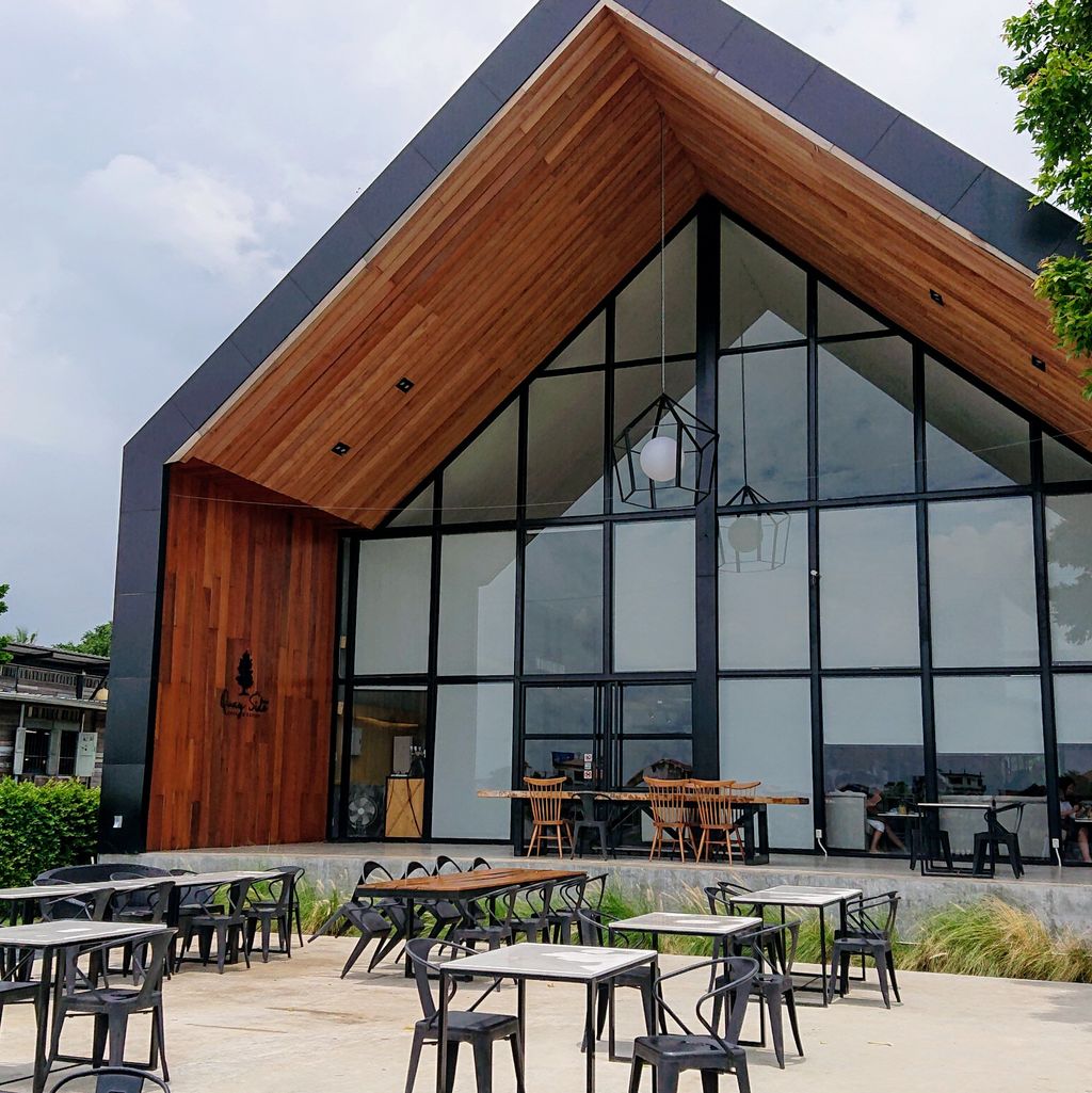 パトゥムタニの川沿いの Quayside Cafe and Eatery というちょっとおしゃれなレストラン。 : タイで思う。