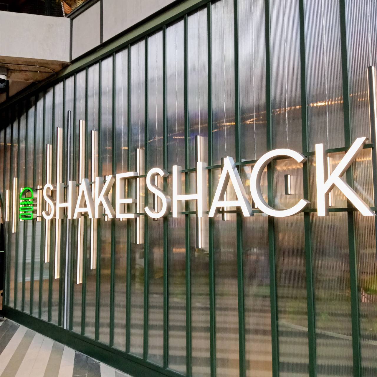 EMSPHEREで、Shake Shackのハンバーガーとビールを。 : タイで思う。