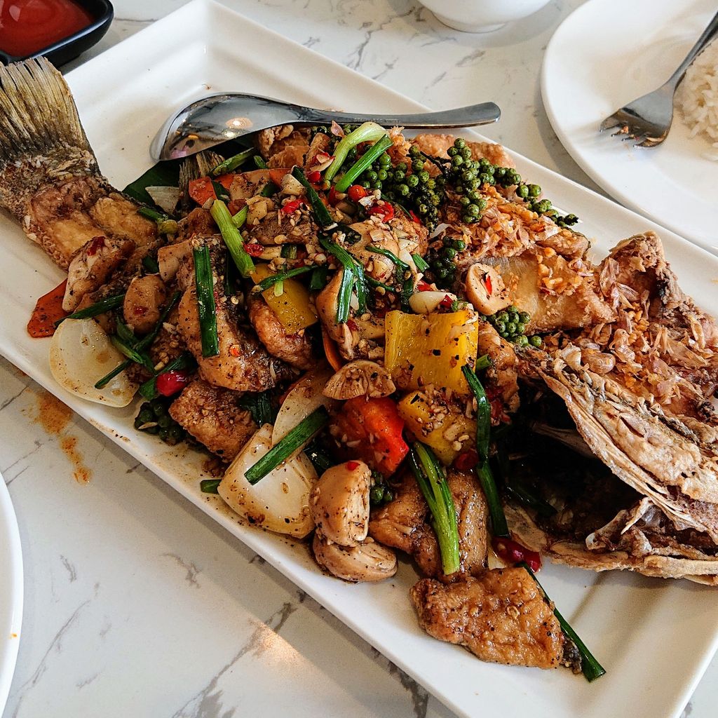 パトゥムタニの川沿いの Quayside Cafe and Eatery というちょっとおしゃれなレストラン。 : タイで思う。