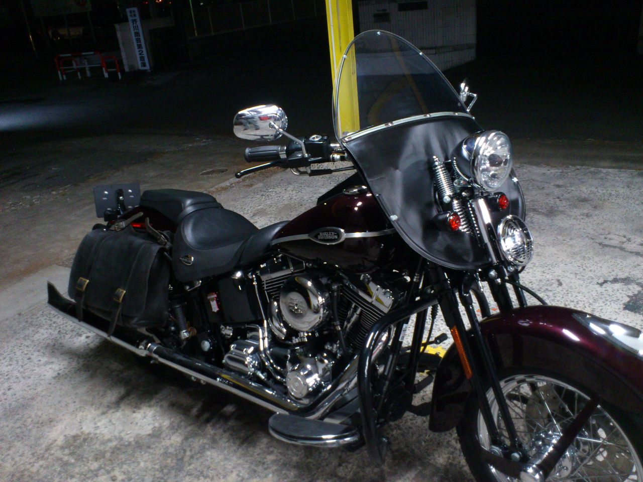 '06 FLSTSC に40年代スタイルのシールドを付ける : ハーレーカスタムショップ ザスカルヘッド